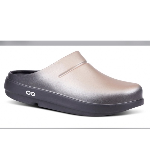 OOFOS | Shoes | Oofos Ooclog Recovery Clog Goldblack Mens 8womens ...